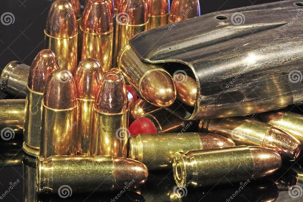 Balas Assorted De 9mm Com Mag Carregado Imagem de Stock - Imagem de ...