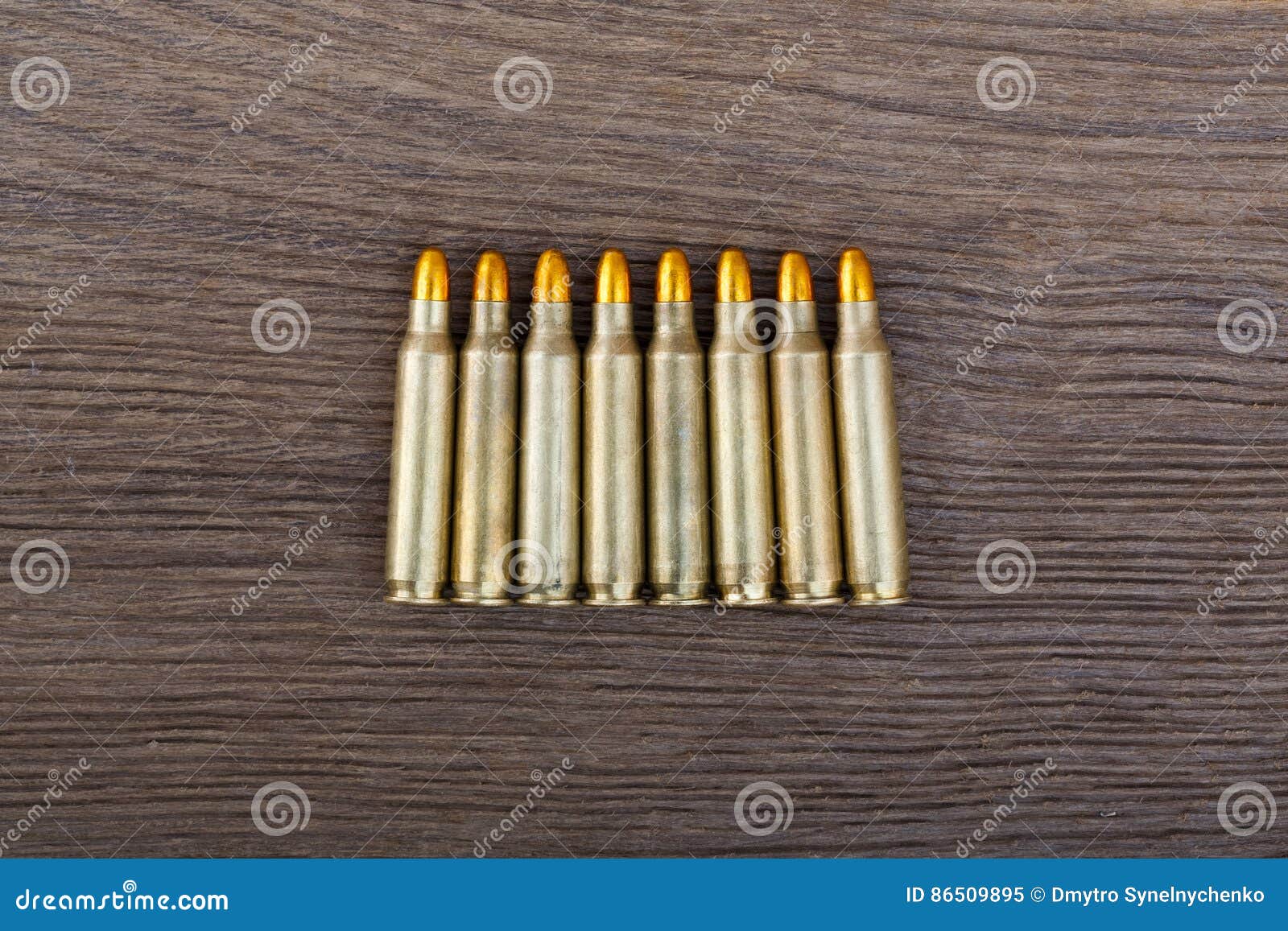 Balas Do Rifle Na Tabela De Madeira Imagem de Stock - Imagem de armado ...