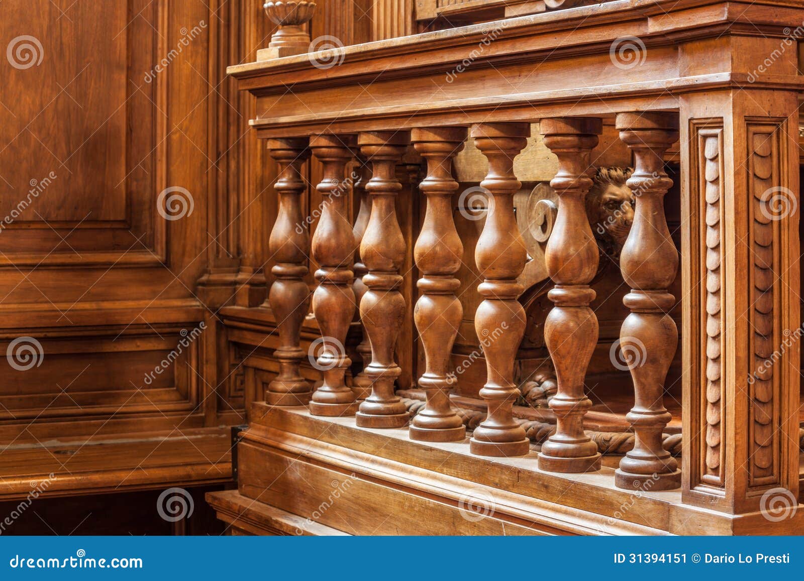 Balaustro di legno immagine stock. Immagine di inferriata - 31394151
