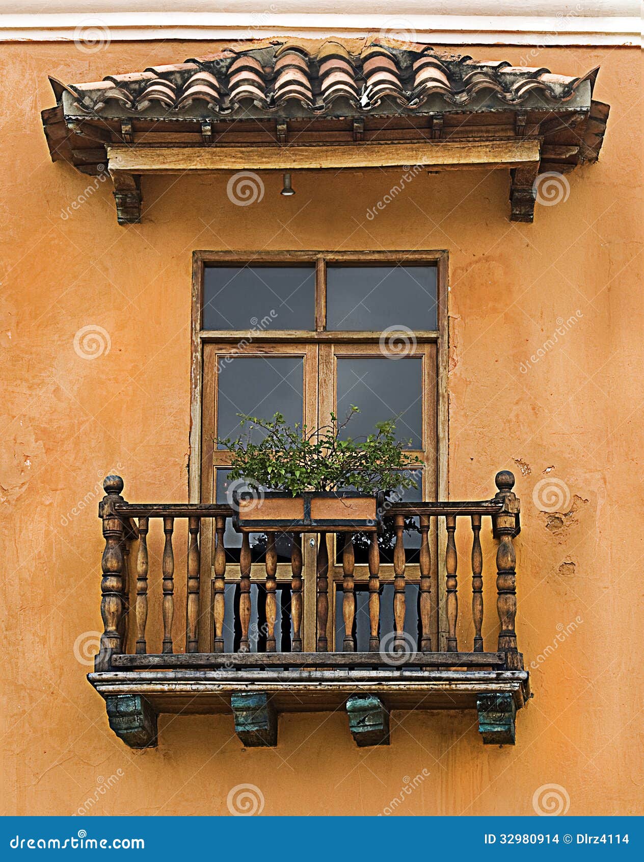 Balcón colonial foto de archivo. Imagen de calle, guatemala - 32980914