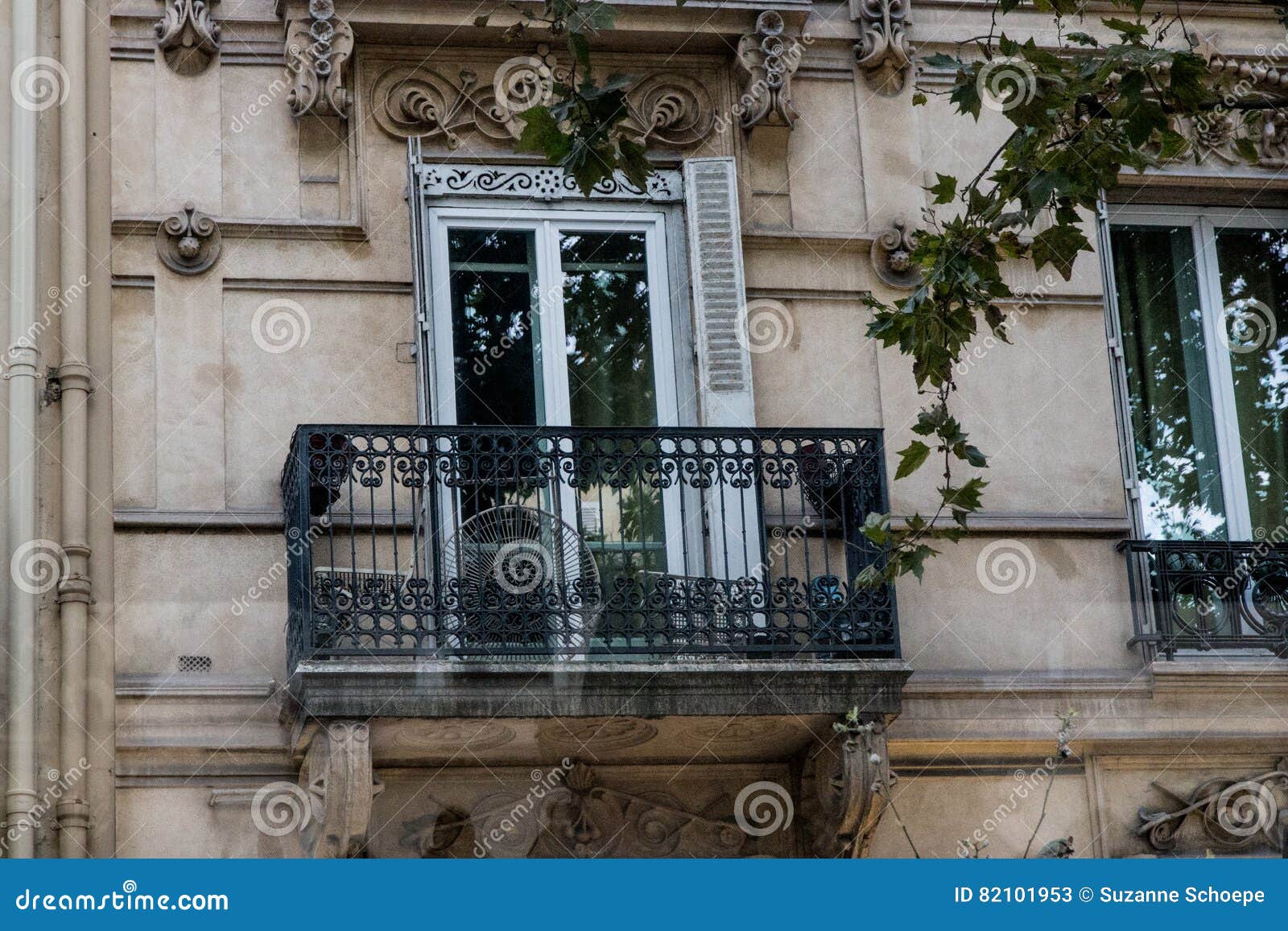 Balcón Francés En El Edificio En París Imagen de archivo - Imagen de ...