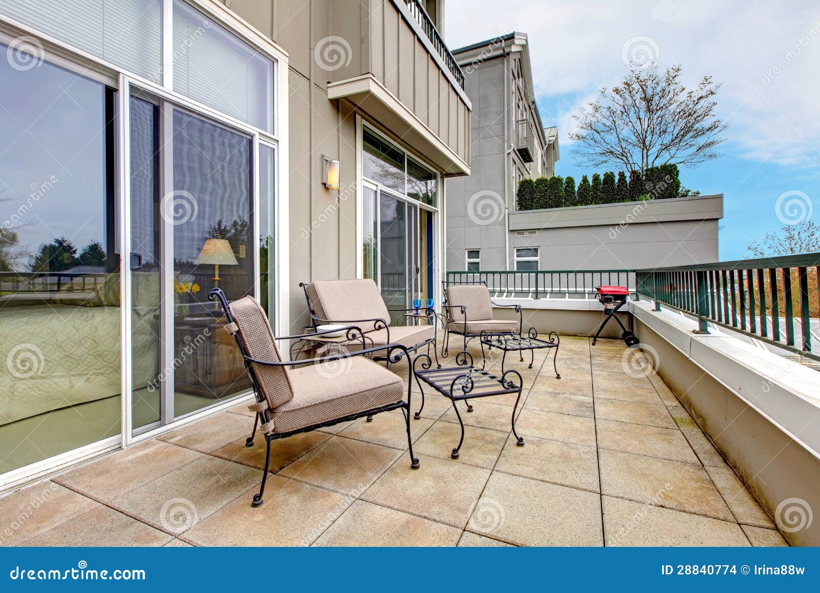 Balcon Avec Des Meubles Dans L'immeuble Neuf. Photo stock - Image du ...