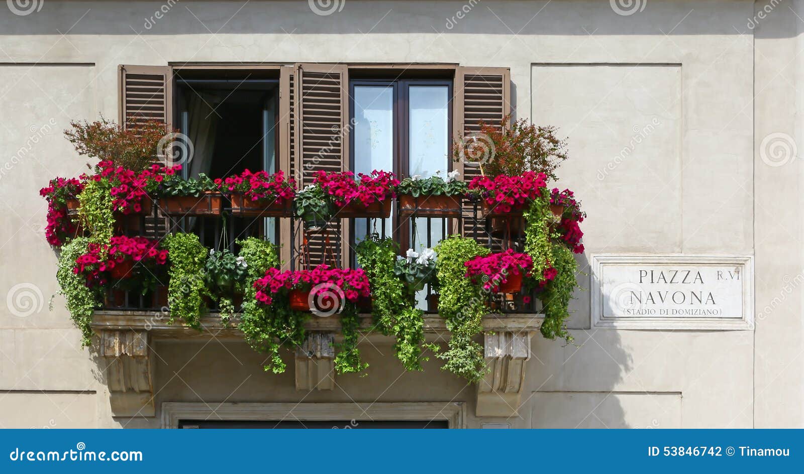 Balcon Avec Des Pots De Fleurs Dans Piazza Navona, Rome Photographie ...
