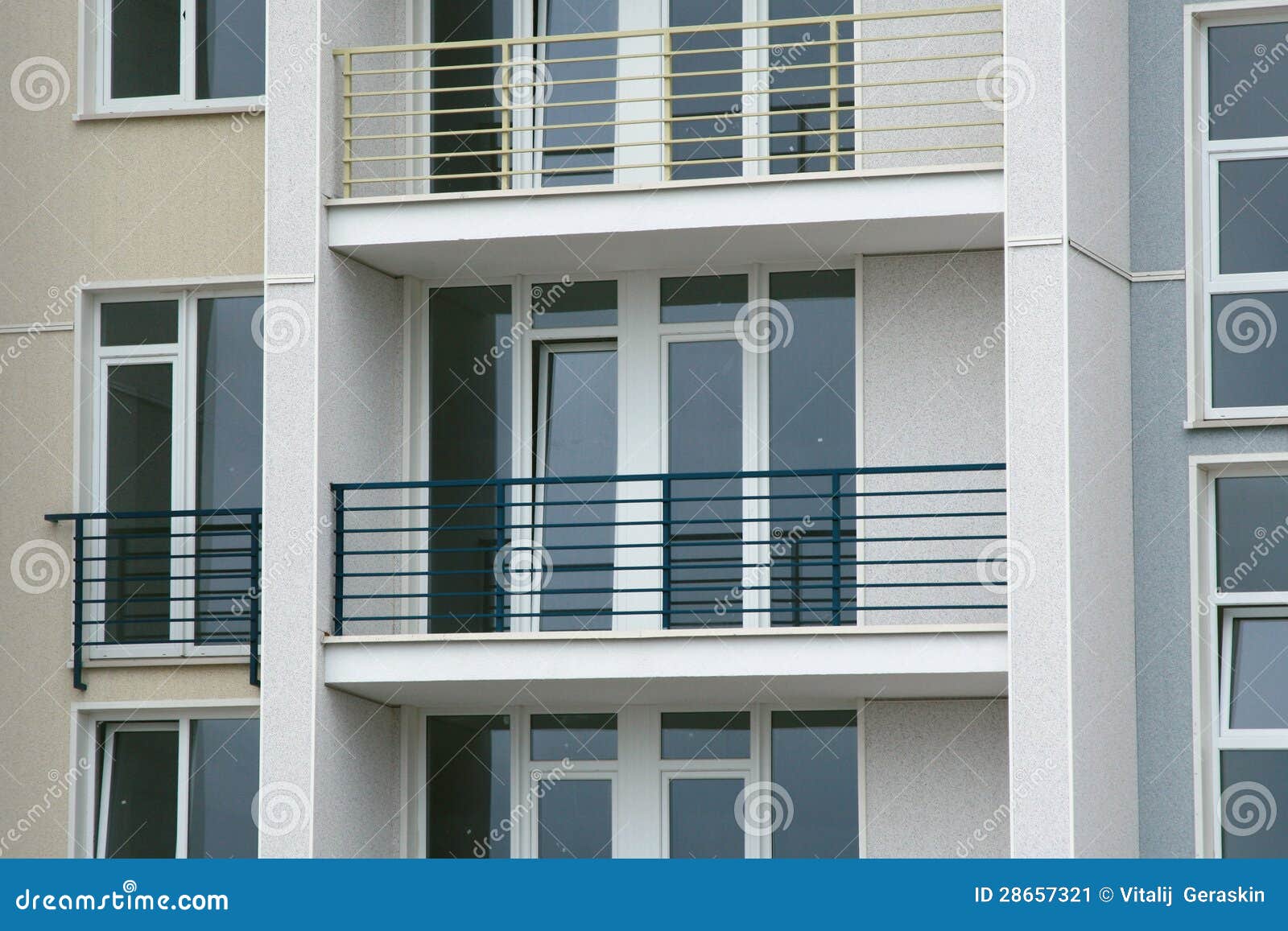 Balcon D'acier Inoxydable Sur La Construction Moderne Image stock ...