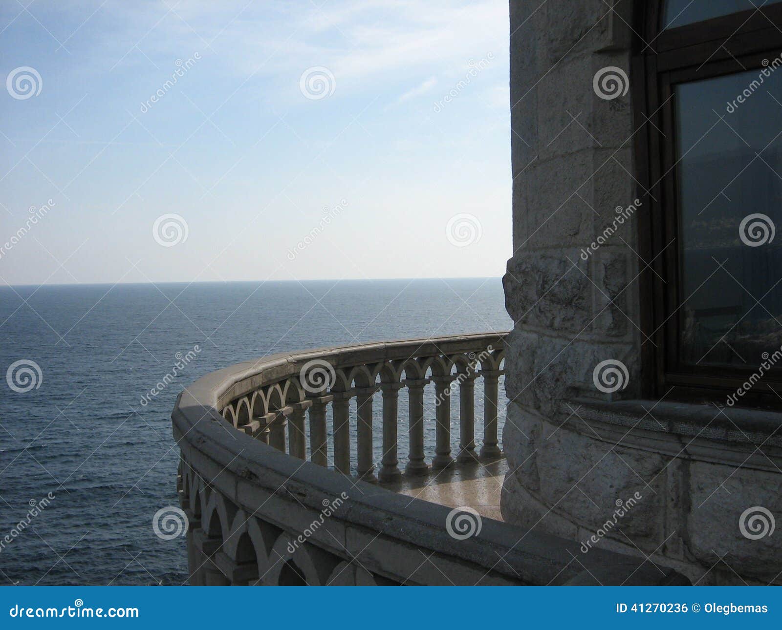 Balcon rond photo stock. Image du ville, construction - 41270236