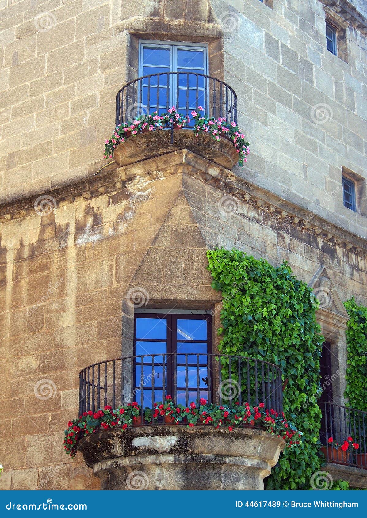 Balcon Traditionnel De Coin Rond, Poble Espanyol, Barcelone Image stock ...
