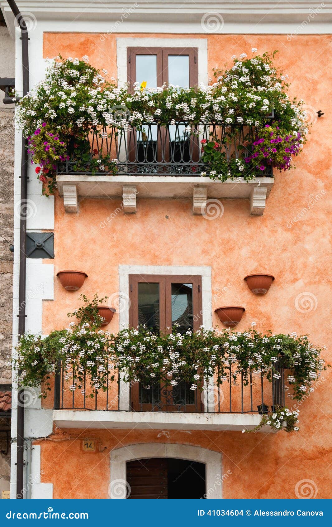 Balcone Fiorito, Pescasseroli Fotografia Stock - Immagine di fiore ...