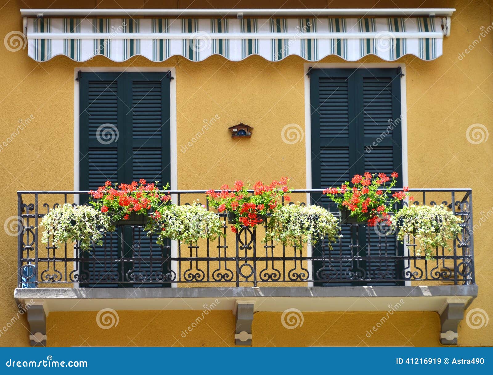 Balcone Italiano Tradizionale Immagine Stock - Immagine di mobilia ...