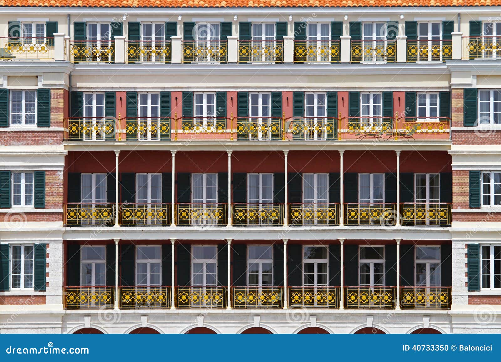 Balcones coloniales foto de archivo. Imagen de fachada - 40733350