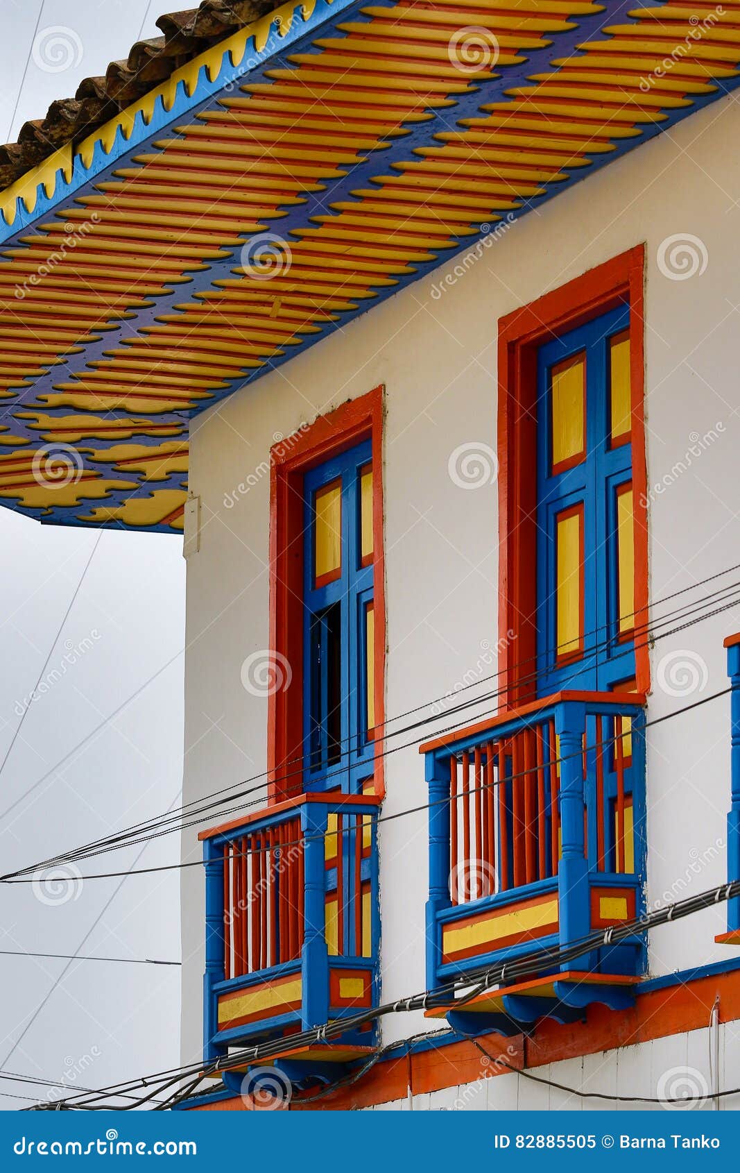 Balcones coloniales imagen de archivo. Imagen de turismo - 82885505