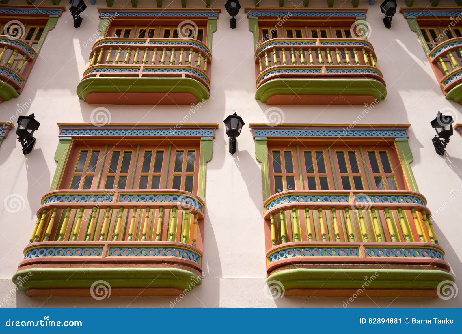 Balcones Coloniales Coloridos En Guatape Imagen de archivo - Imagen de ...