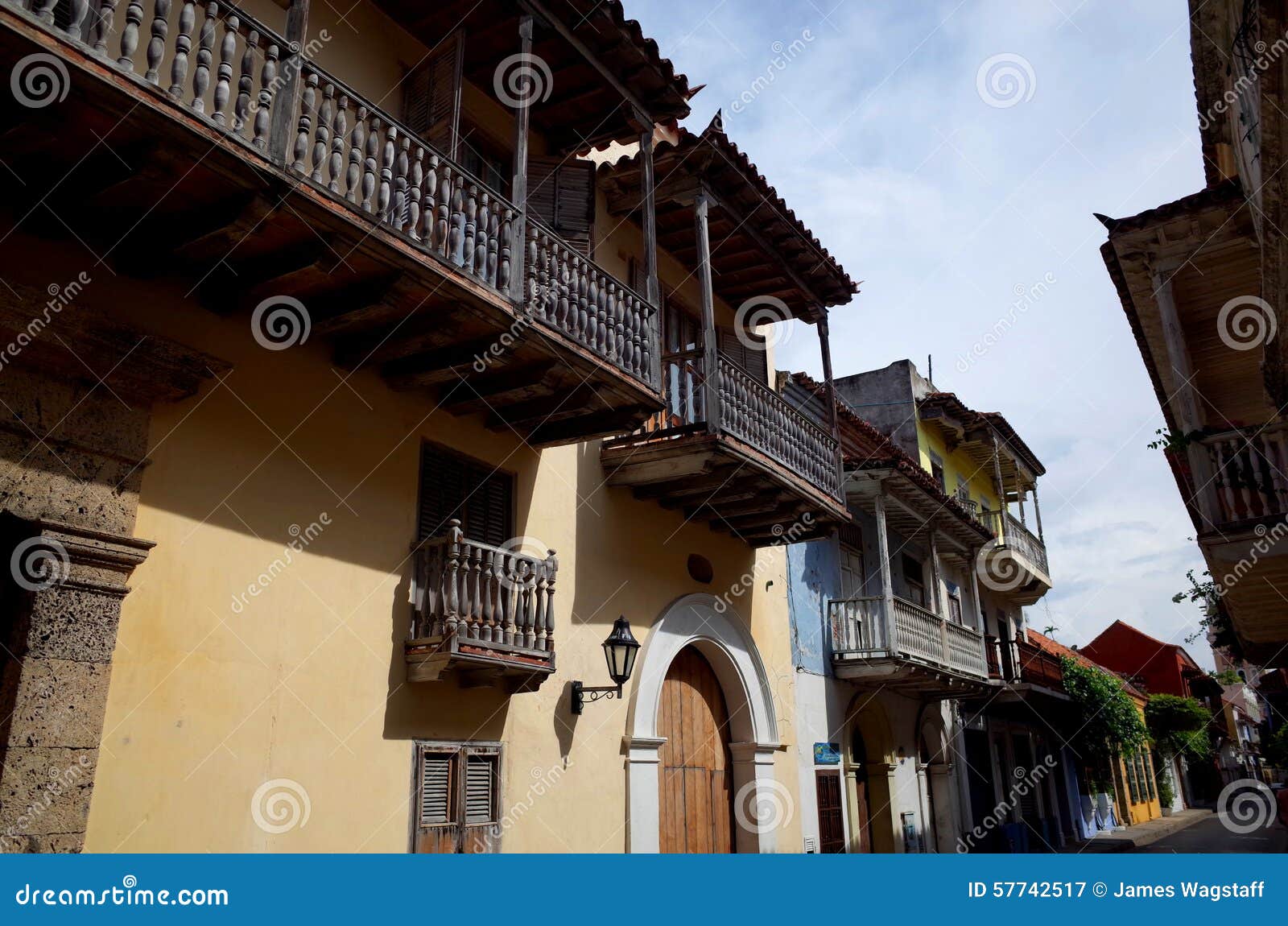 Balcones Coloniales Del Estilo En Cartagena Imagen de archivo - Imagen ...