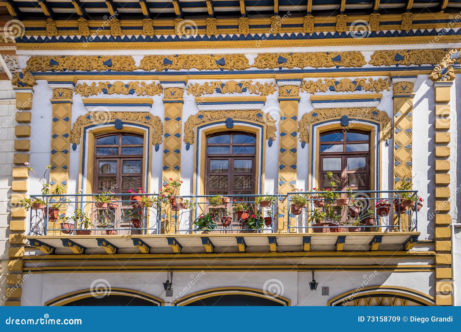 Balcones Coloniales En Cuenca - Ecuador Imagen de archivo - Imagen de ...