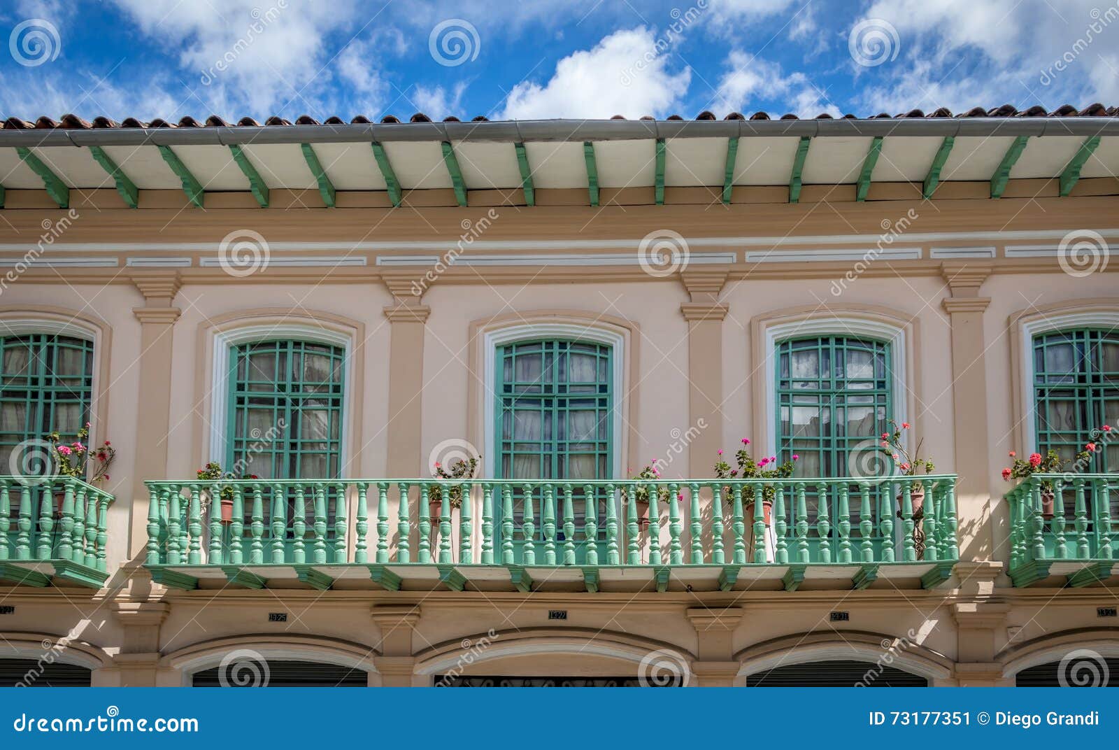 Balcones Coloniales En Cuenca - Ecuador Imagen de archivo - Imagen de ...