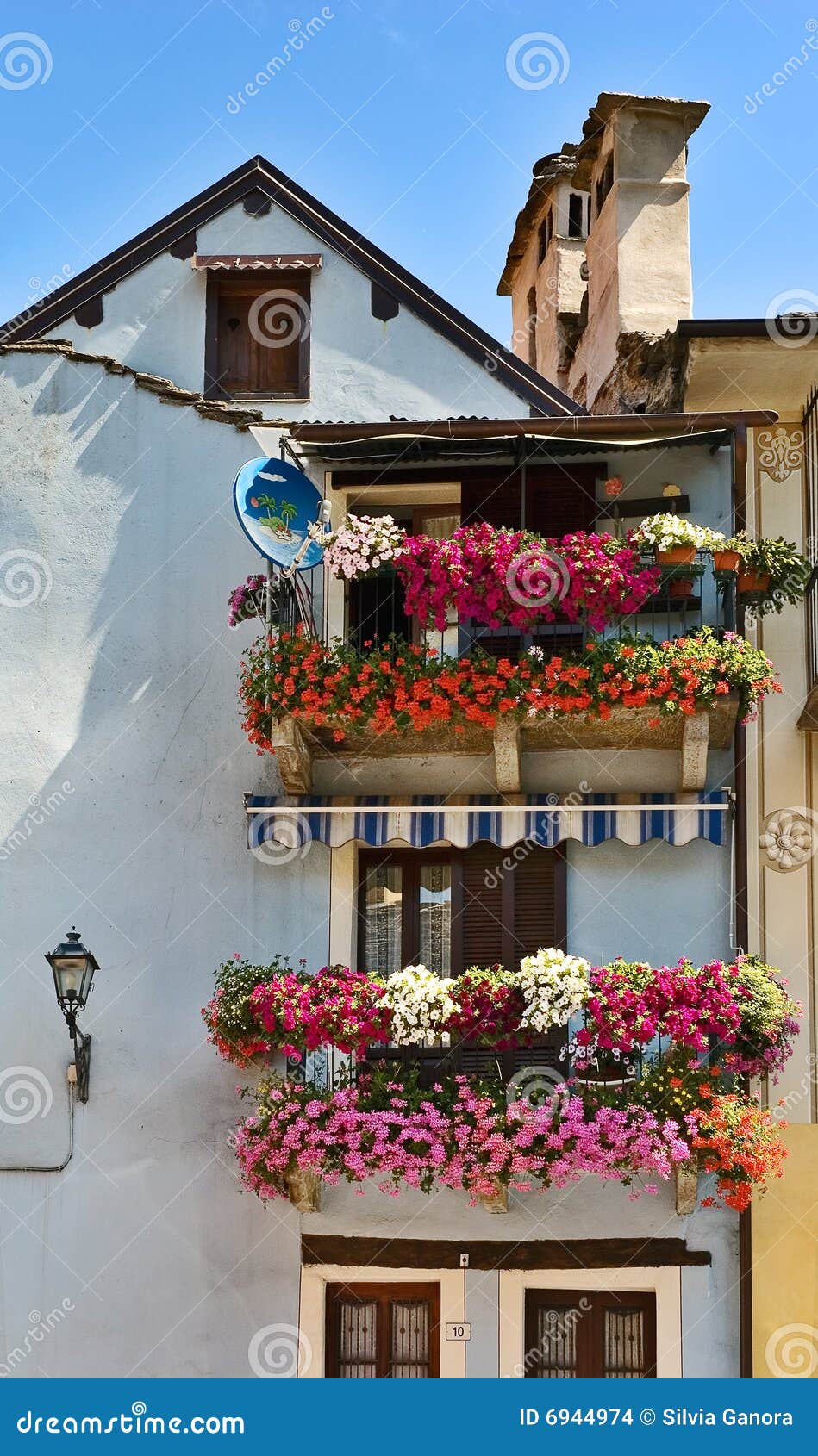 Balcones con las flores foto de archivo. Imagen de floral - 6944974