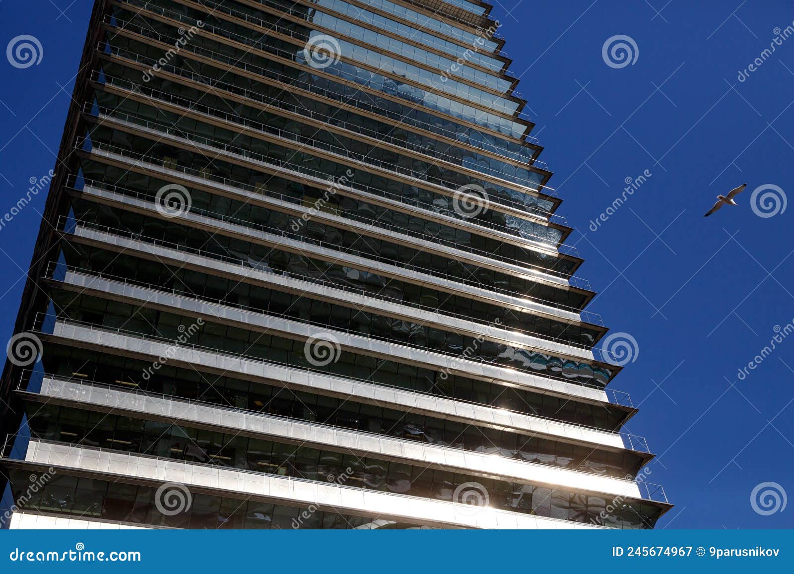 Balcones De Modernos Rascacielos De Vidrio. Imagen de archivo - Imagen ...