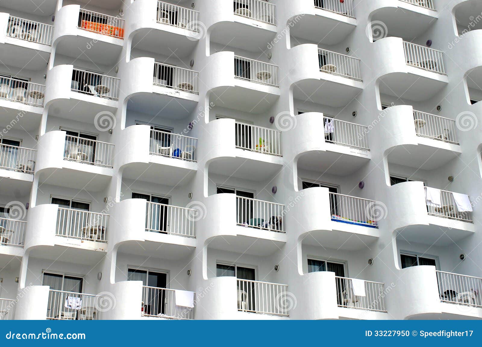 Balcones del hotel foto de archivo. Imagen de nadie, blanco - 33227950
