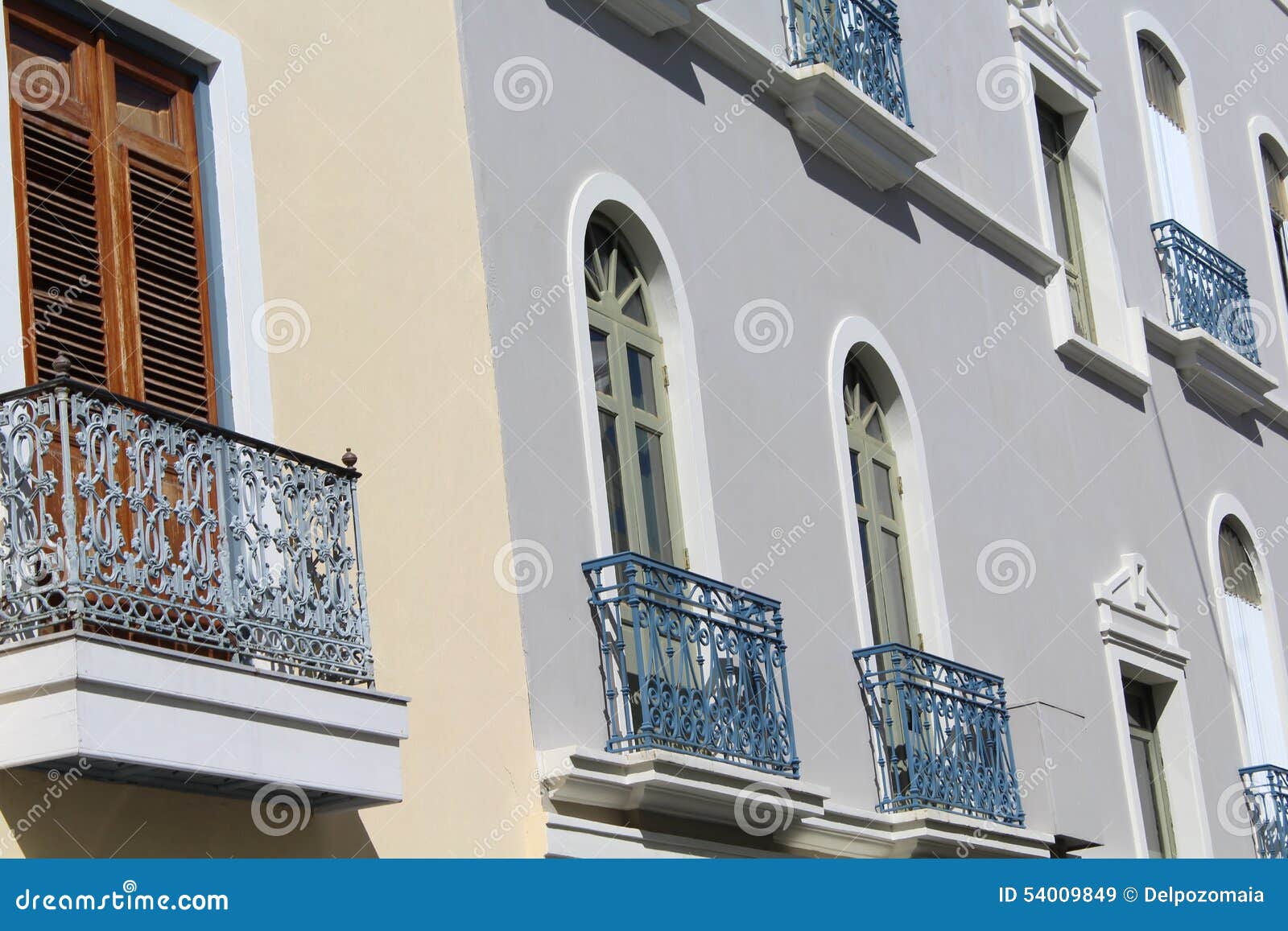 Balcones Españoles Del Estilo Imagen de archivo - Imagen de colonial ...