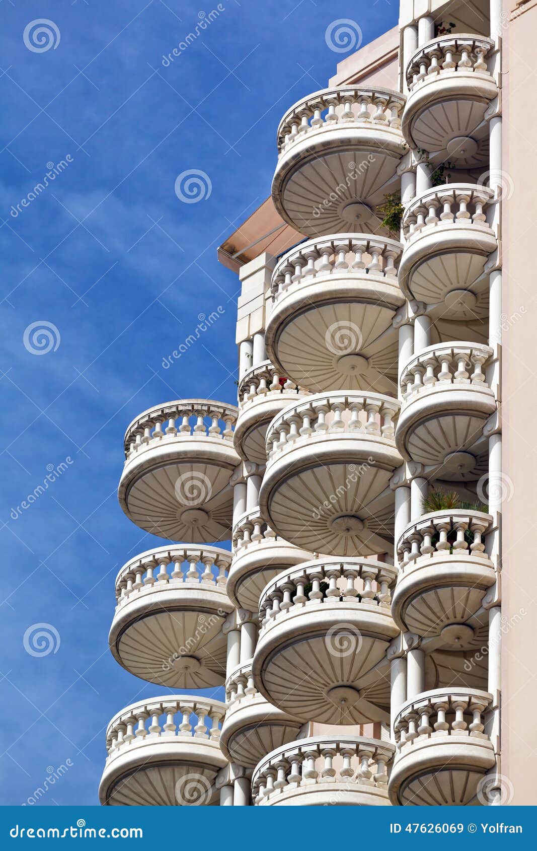 Balcones Redondos Del Bloque De Apartamentos De Lujo Imagen de archivo ...