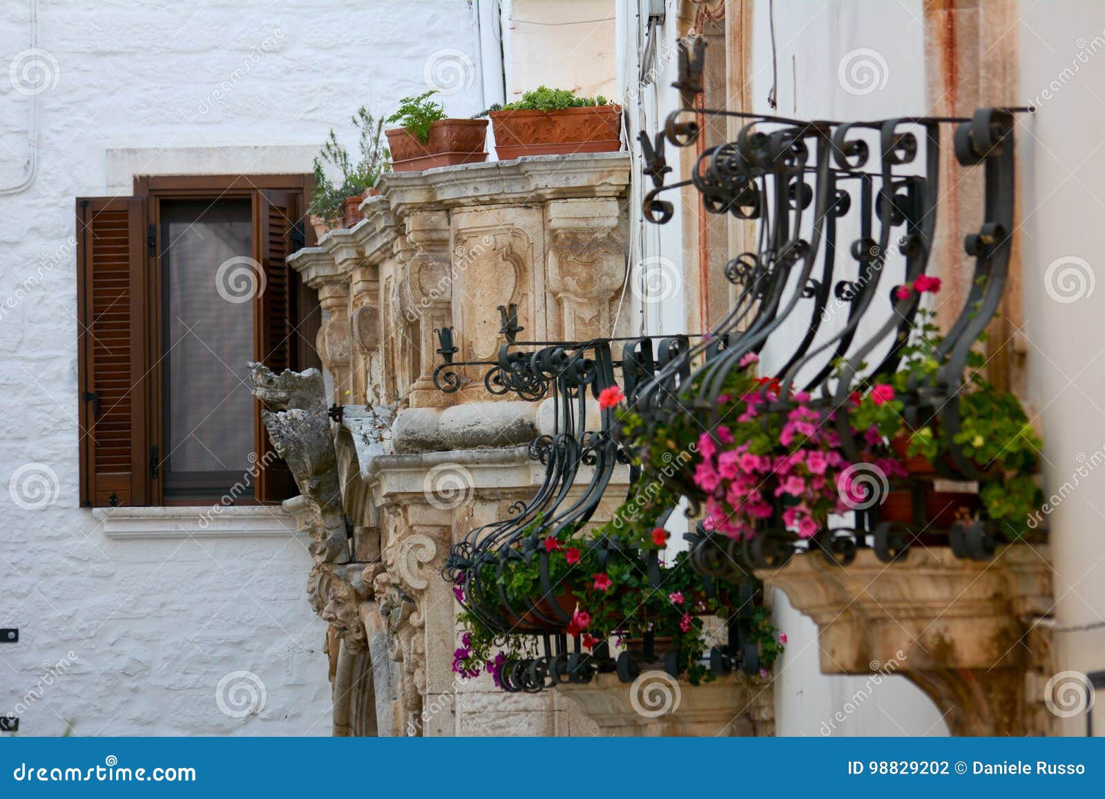 Balconi fioriti italiani fotografia stock. Immagine di città - 98829202