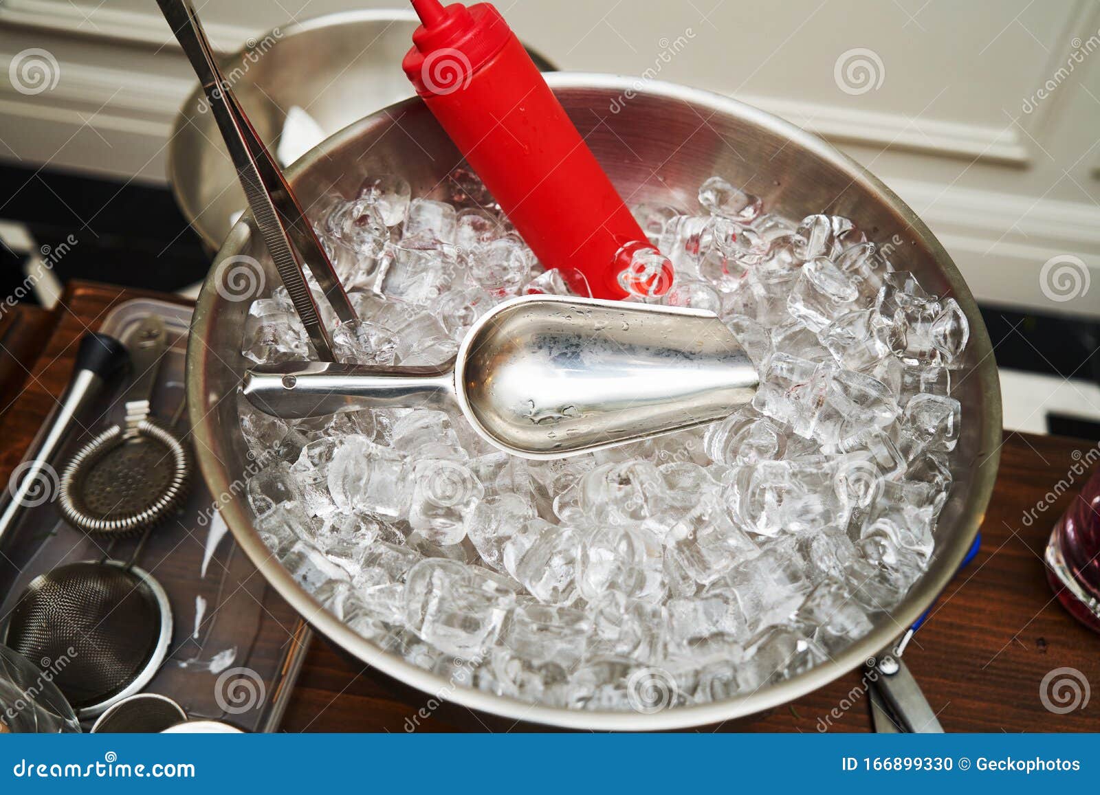 Balde De Gelo Prateado Com Gelo Prateado E Cubos De Gelo, Close-up Foto ...