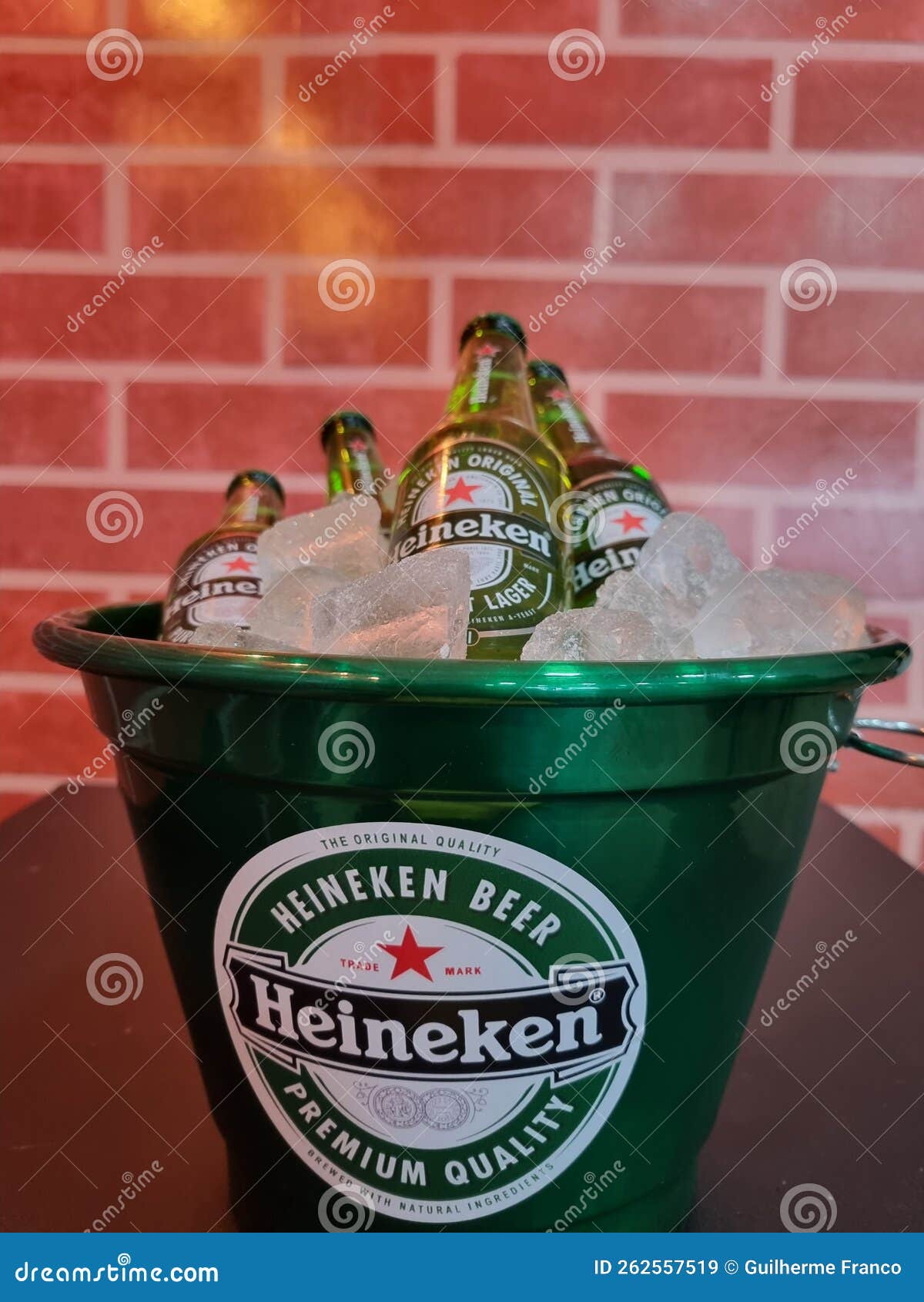 Balde de heineken imagem de stock editorial. Imagem de vermelho - 262557519