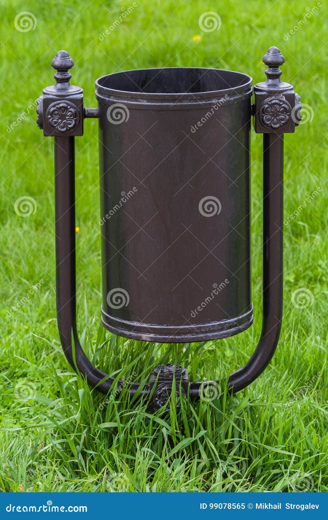 Balde do lixo do metal imagem de stock. Imagem de disponha - 99078565