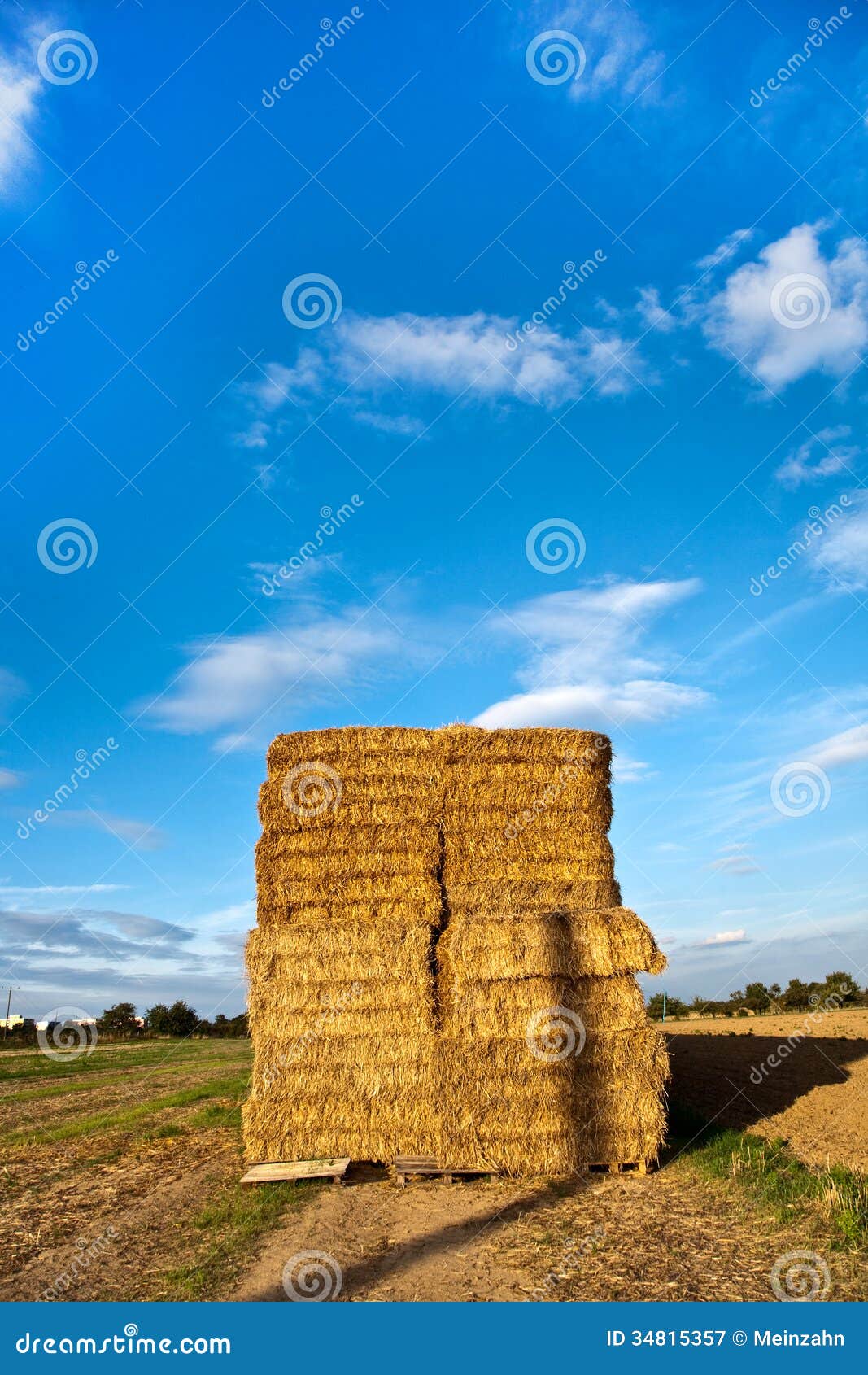 Balen Van Stro in De Herfst in Intensieve Kleuren Stock Afbeelding ...