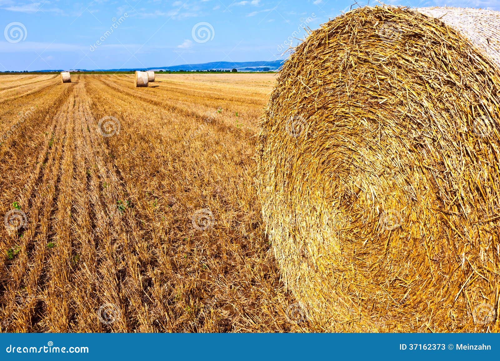 Balen Van Stro Op Een Gebied Stock Afbeelding - Image of gewas, gebied ...