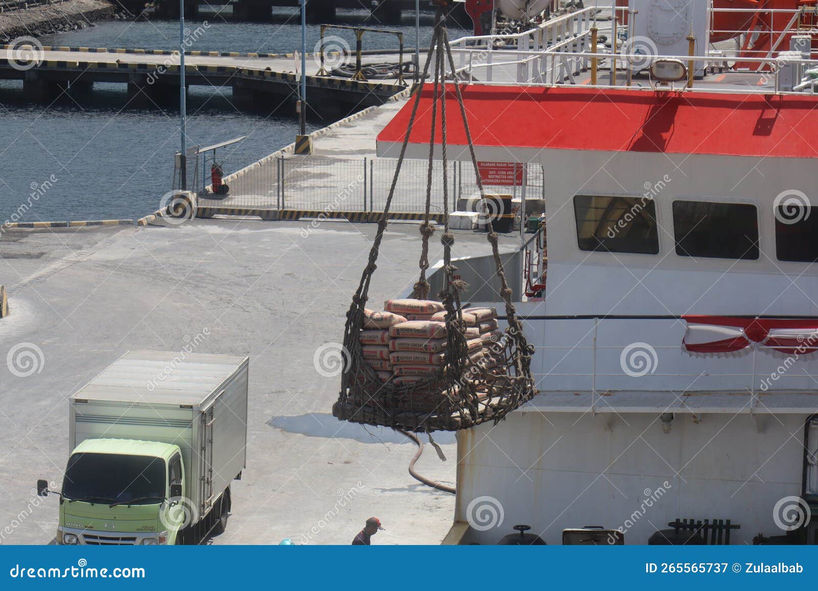 Bali, Oct 2022. Stevedore Rigger Foreman and the Ship S Crew are ...