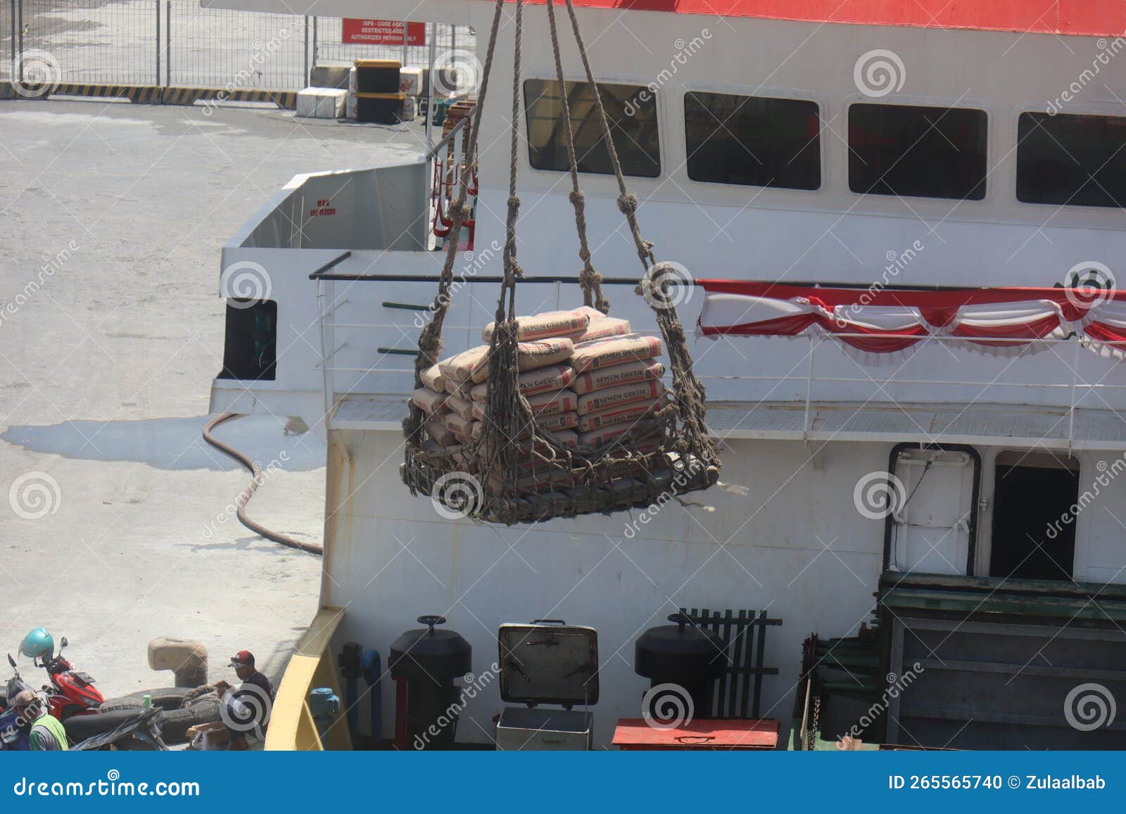 Bali, Oct 2022. Stevedore Rigger Foreman and the Ship S Crew are ...