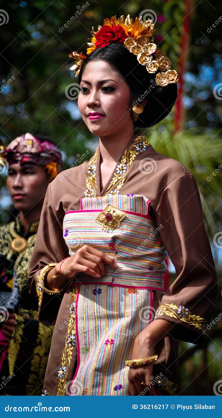 Balinees Meisje Met Traditionele Kleding Redactionele Fotografie ...