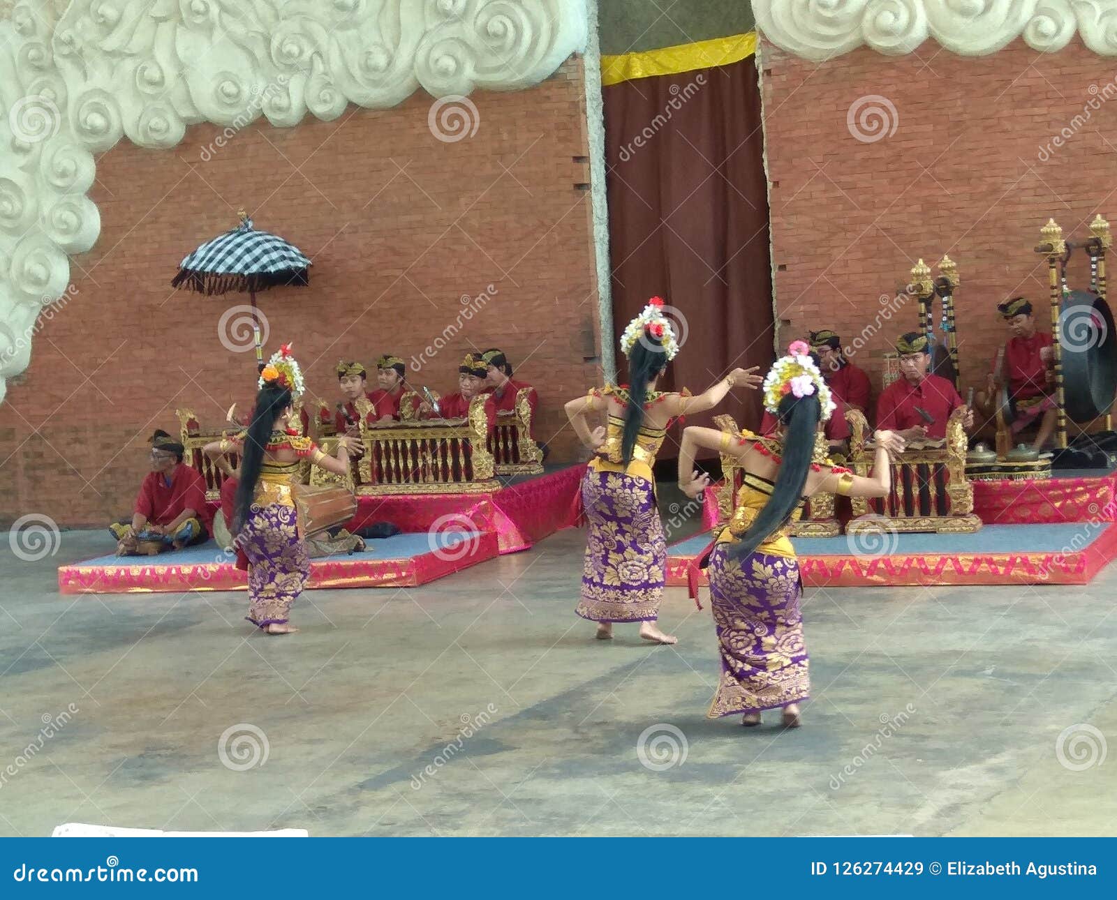 Balinese dance 3 editorial stock image. Image of kencana - 126274429