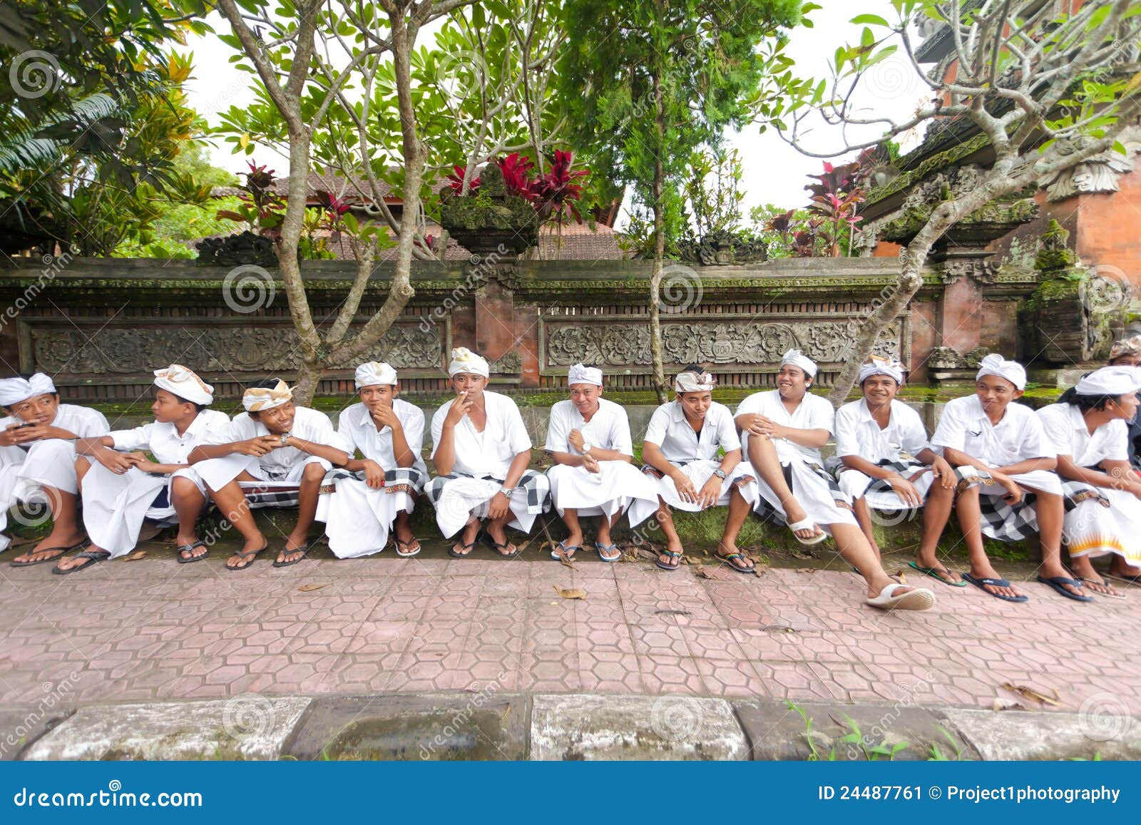 Balinese men at temple editorial photo. Image of dress - 24487761