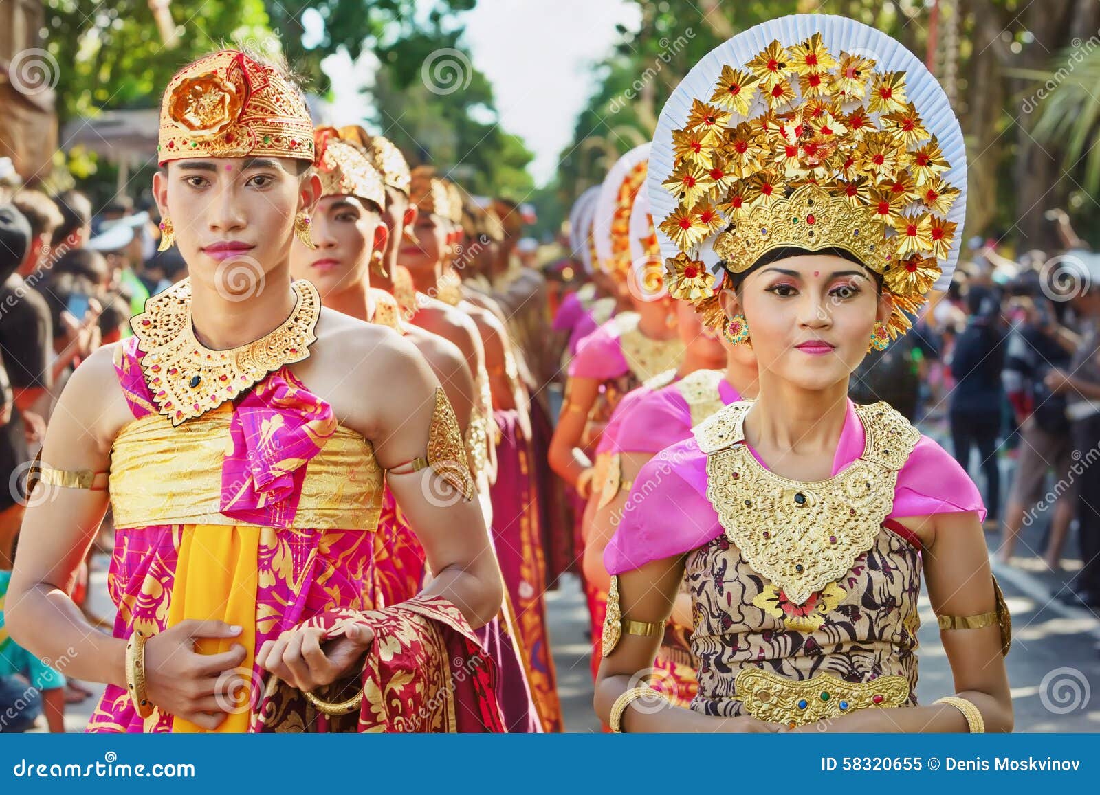 Balinese Mensen in Traditionele Kostuums Redactionele Afbeelding ...