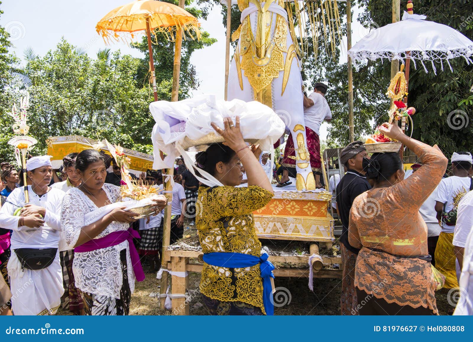 Balinese Offering Ceremony at Funeral Cremation Editorial Photography ...