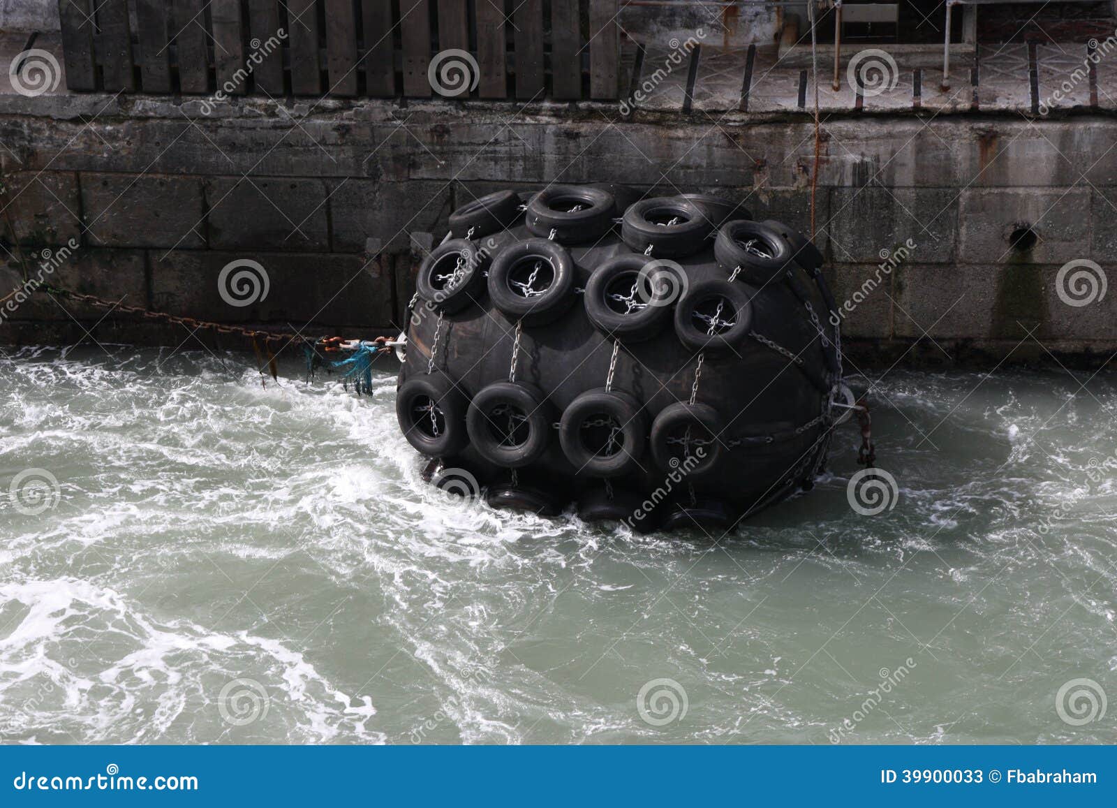Balise D'amarrage De Mer Pour Des Ferries Image stock - Image du ancrer ...