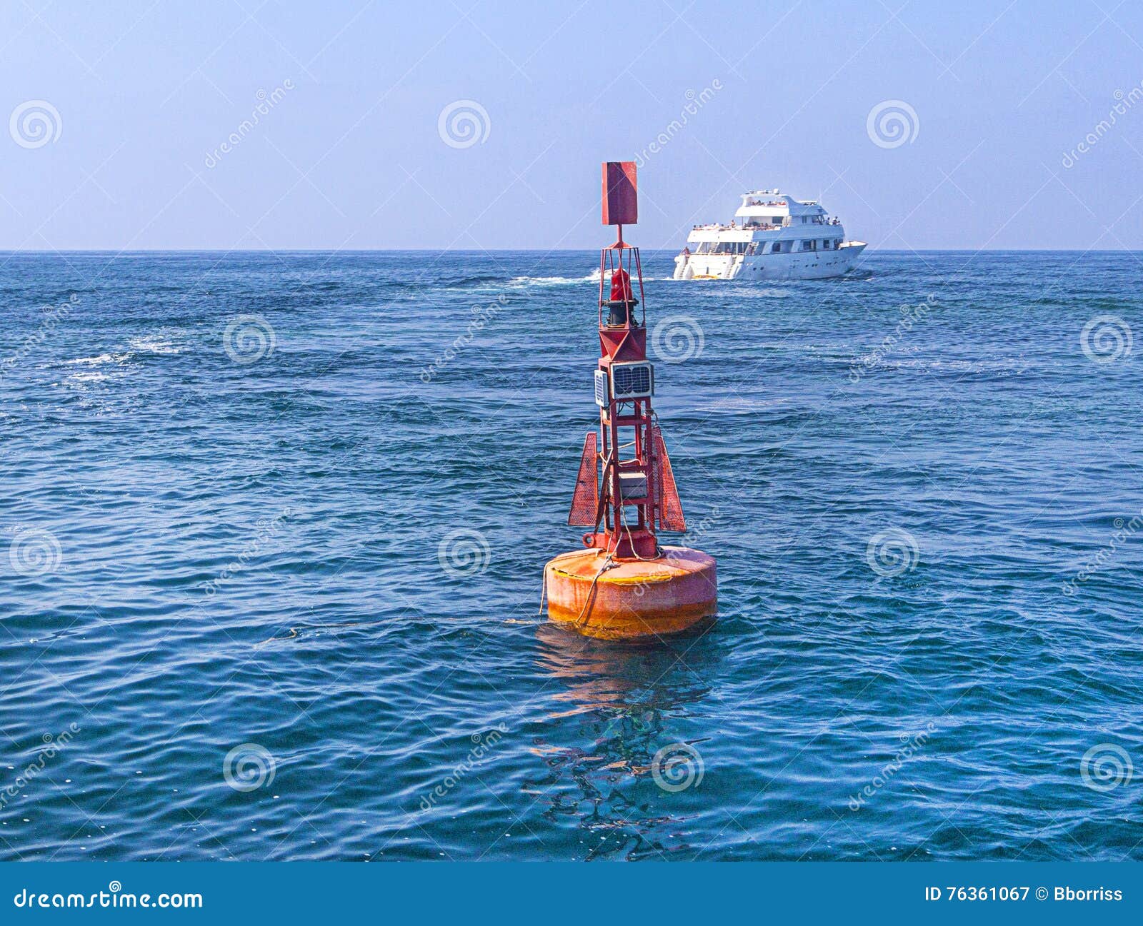 Balise De Navigation Rouge En Mer Image stock - Image du limite, rouge ...