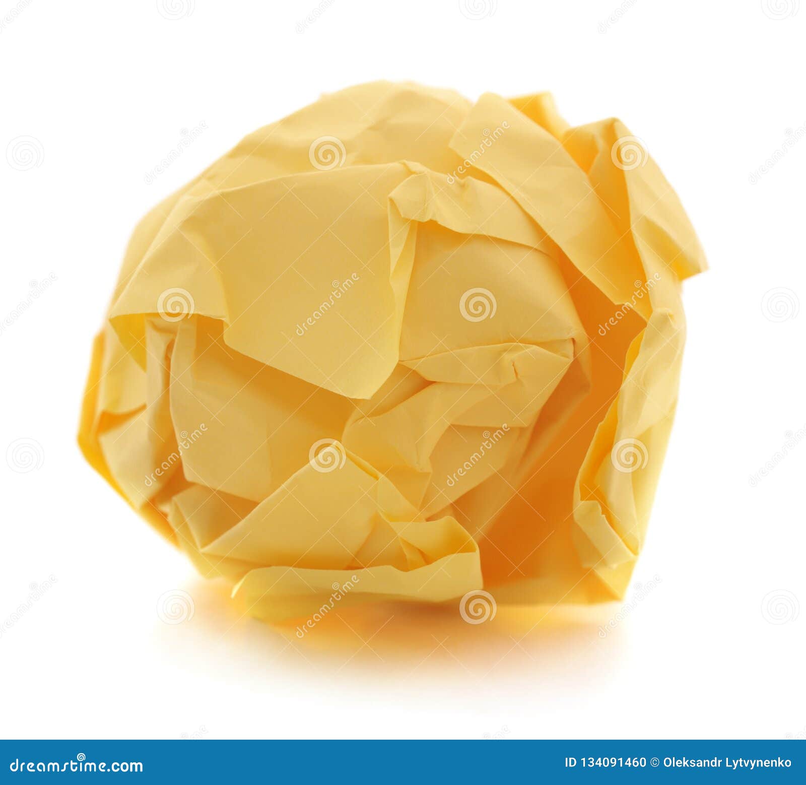 Ball des gelben Papiers stockfoto. Bild von zerknittert - 134091460