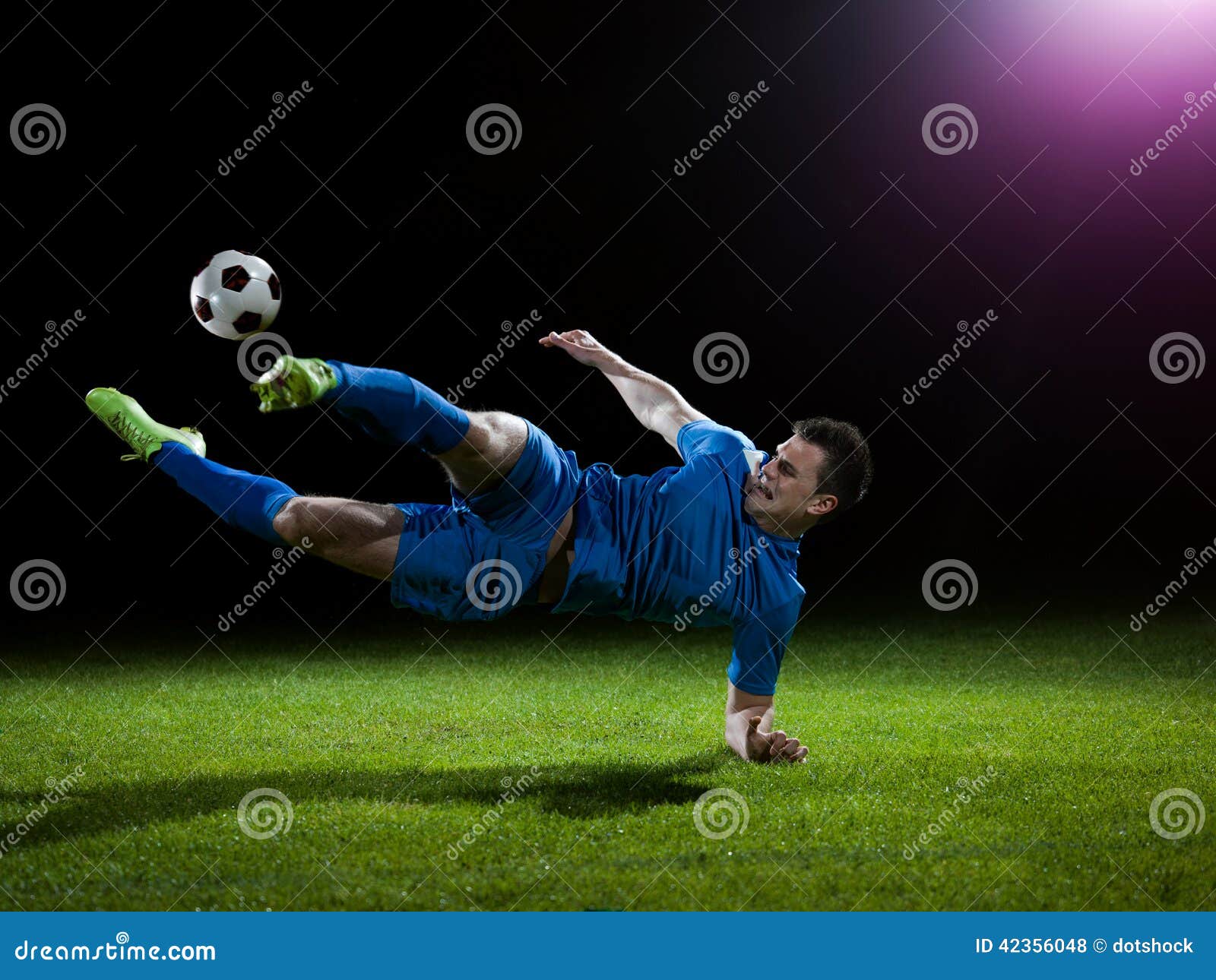 Ball player soccer 库存照片. 图片 包括有 白种人, 室外, 一个, 英尺, 竞争, 男性 - 42356048