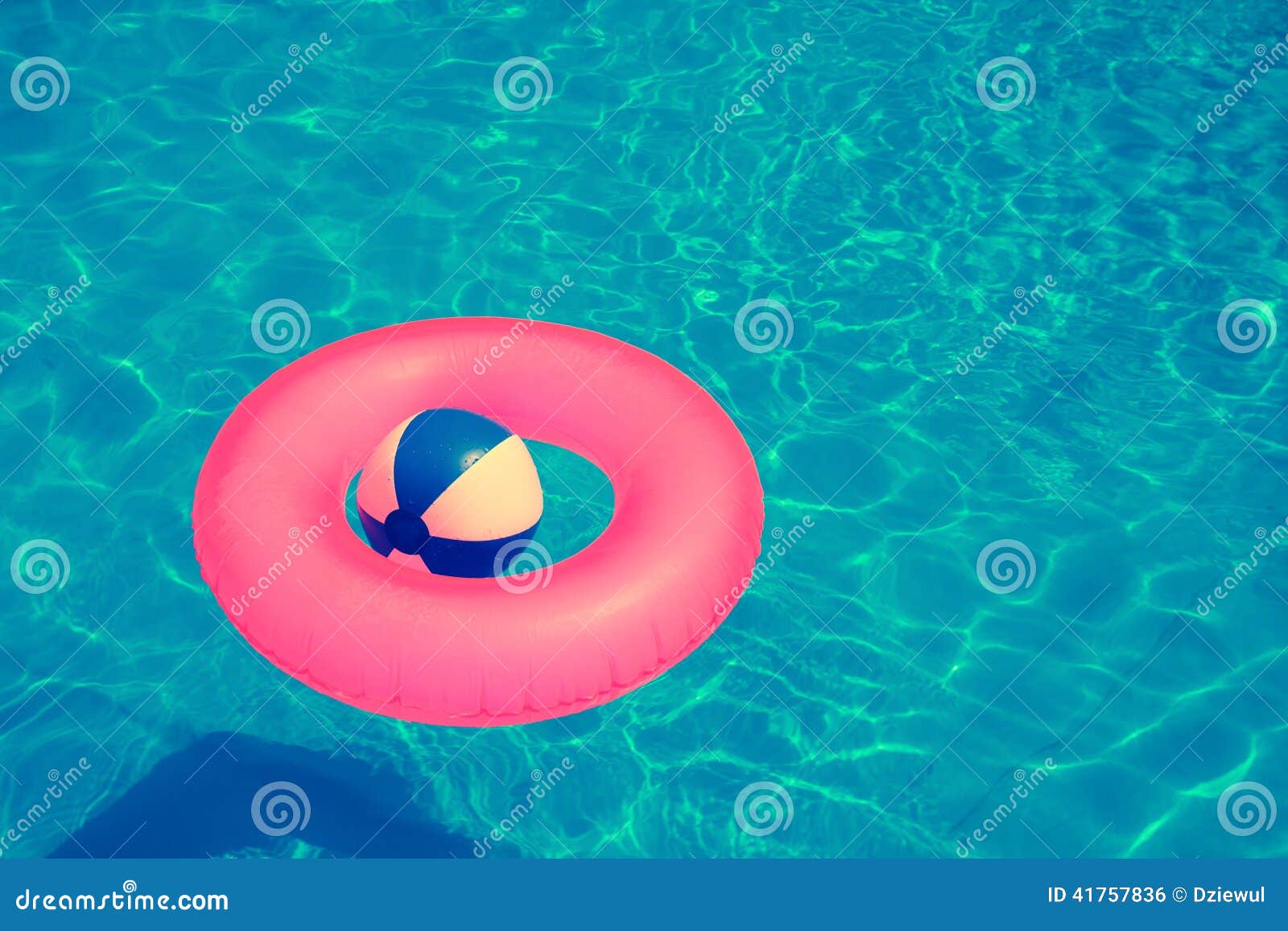 Ball und rundes Rohr stockfoto. Bild von antike, altern - 41757836