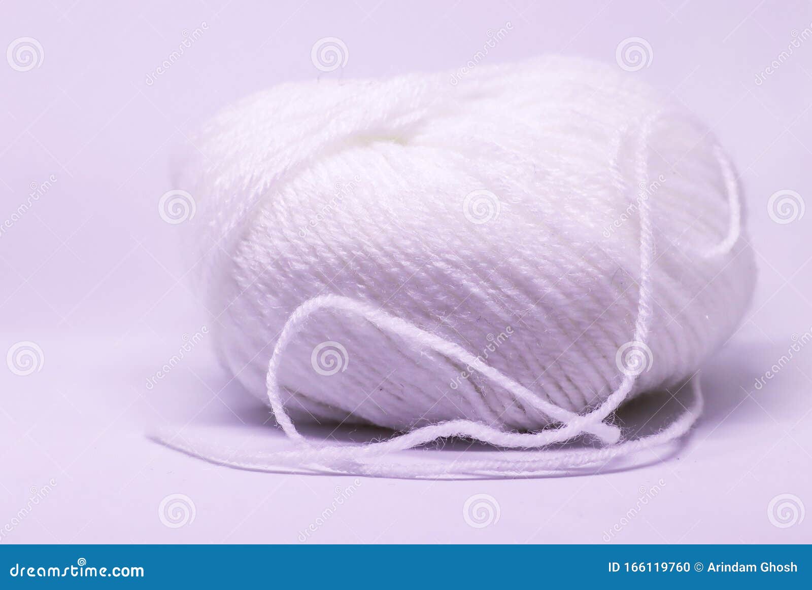 A Ball of White Wool in White Background 库存照片 - 图片 包括有 冬天, 生活: 166119760