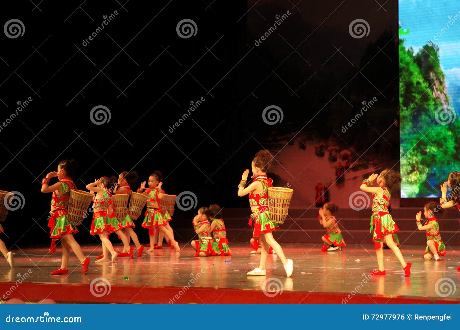 Ballare dei bambini fotografia editoriale. Immagine di ballerino - 72977976