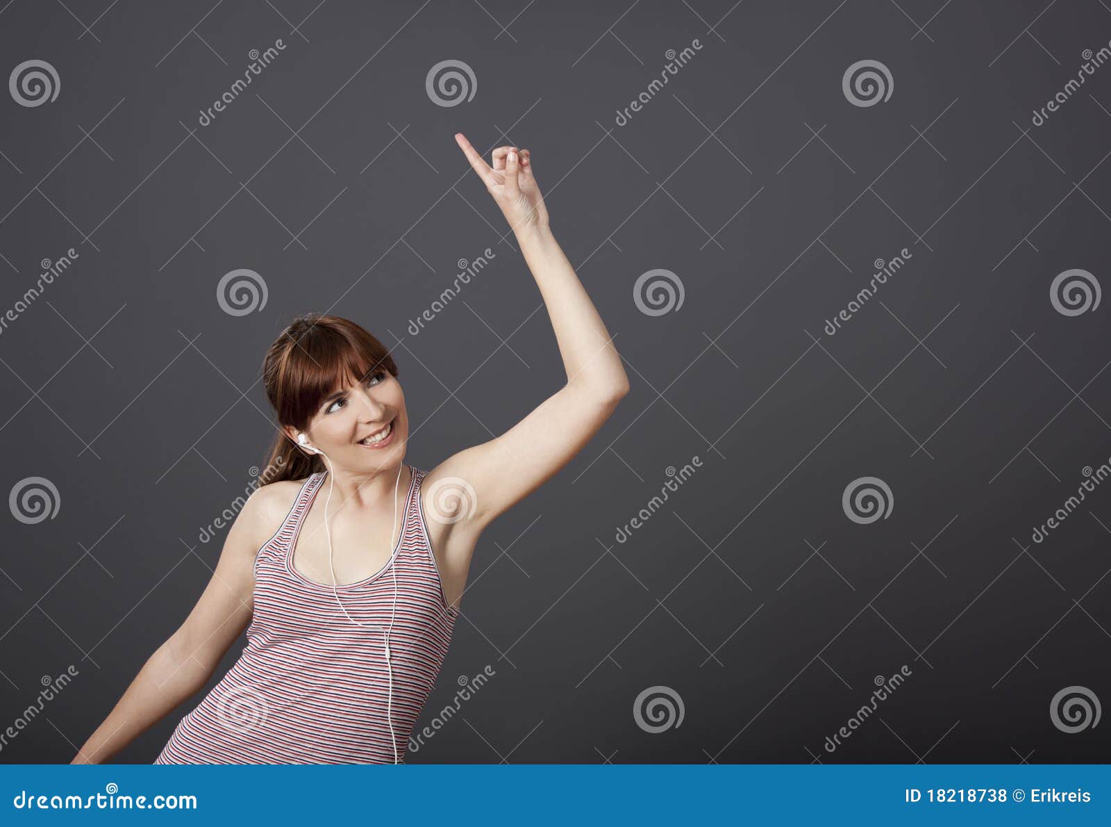 Ballare e cantare fotografia stock. Immagine di felicità - 18218738