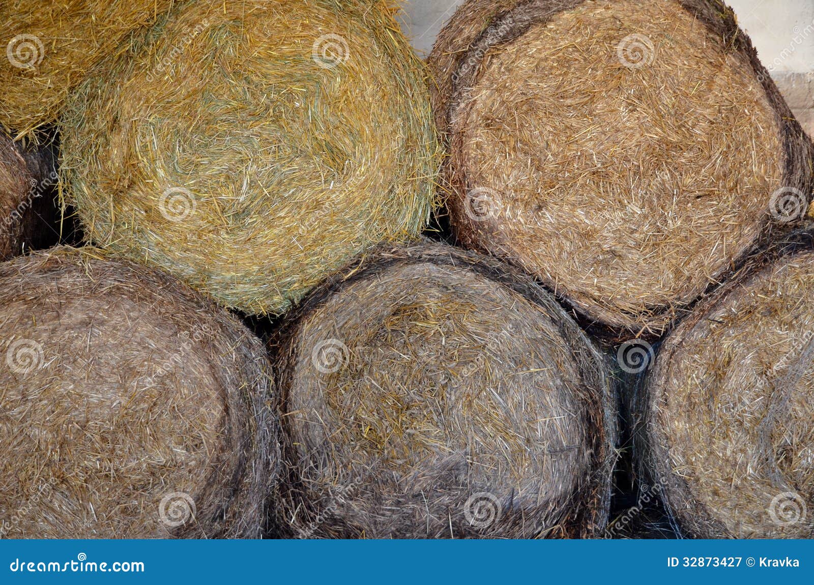 Balle ronde de paille image stock. Image du configuration - 32873427