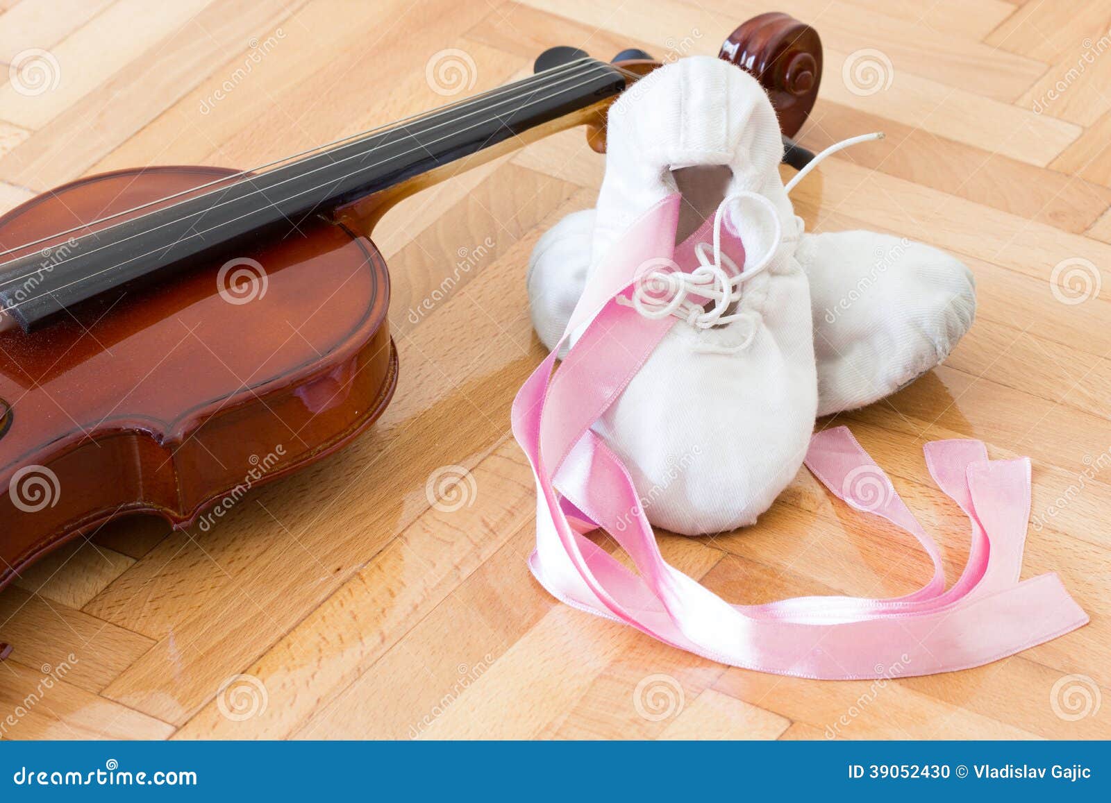 Ballerina shoes and violin stock photo. Image of pink - 39052430