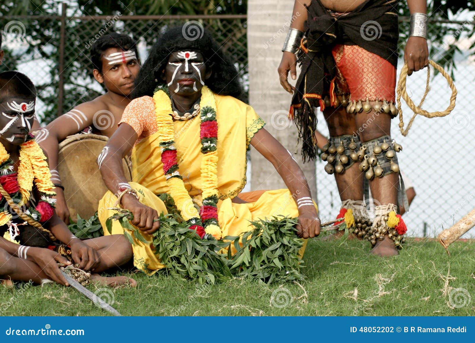 Ballerini tribali indiani fotografia editoriale. Immagine di rituale ...