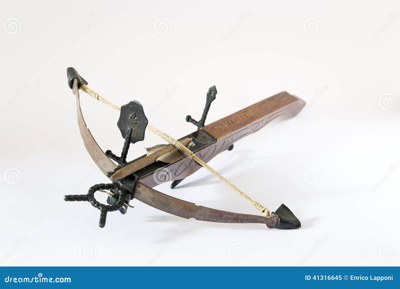 Ballesta de madera imagen de archivo. Imagen de tiro - 41316645