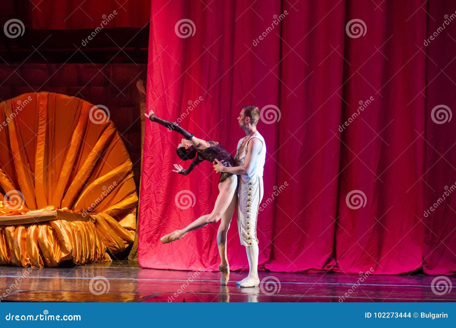 Ballet Moderno Carmen Y Jose Imagen de archivo editorial - Imagen de ...
