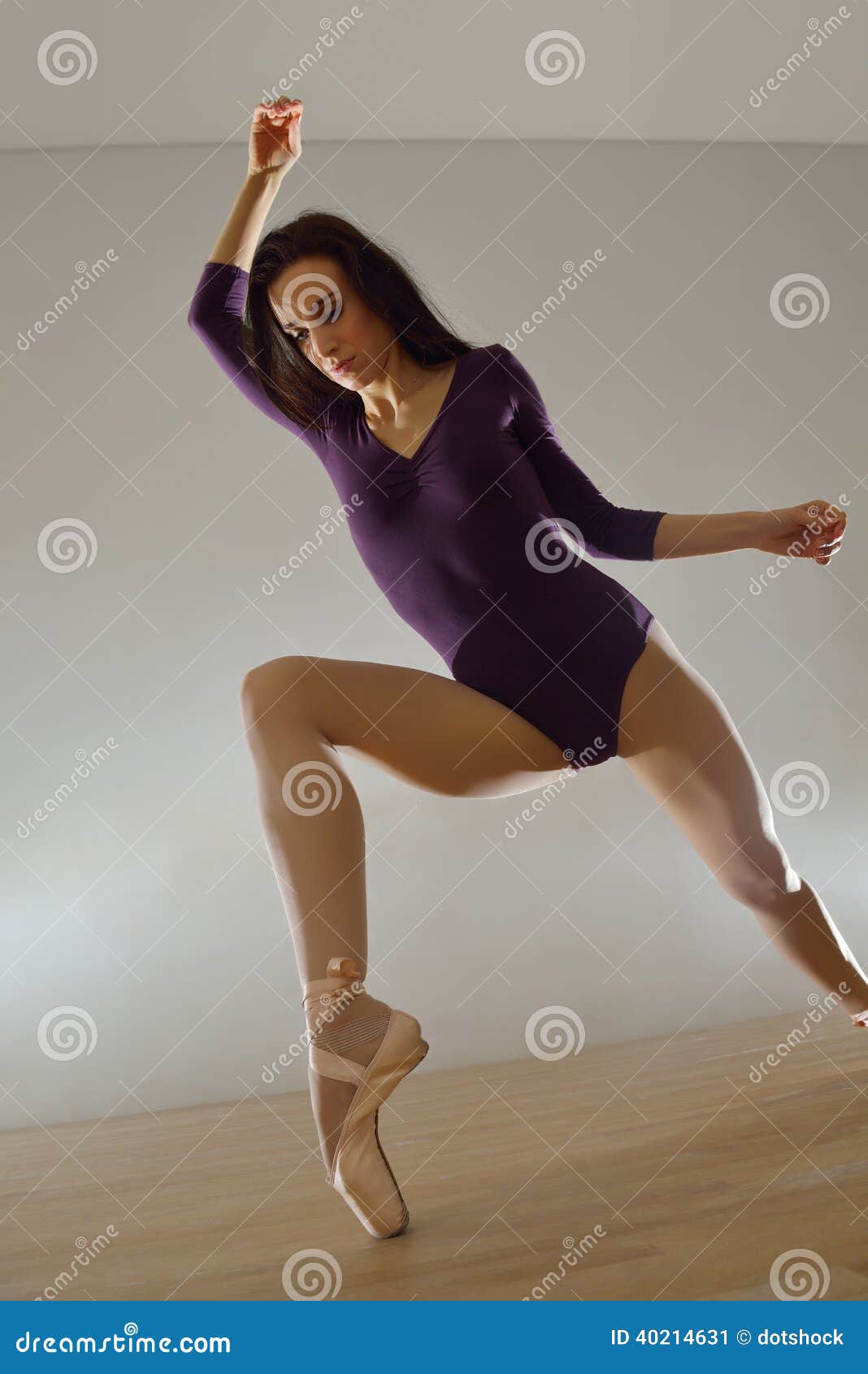 Ballet moderno del estilo imagen de archivo. Imagen de color - 40214631